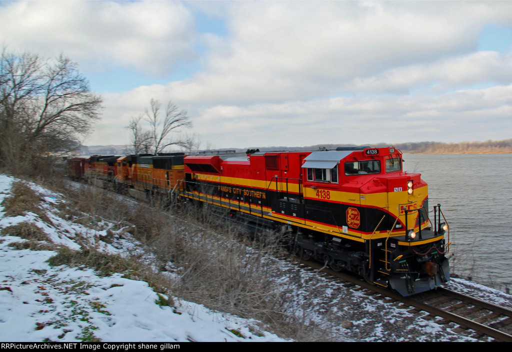 KCS 4138 heads Sb next to the Mississippi river.